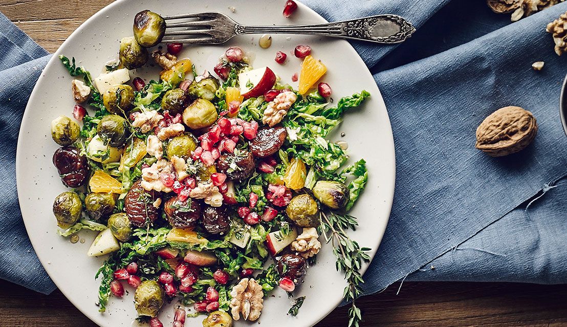 Rosenkohl-Wirsing-Salat mit glasierten Maronen
